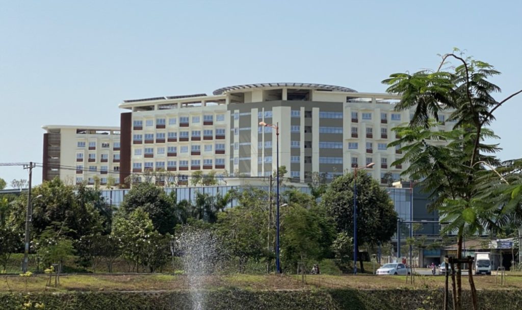 Saigon Hospital Builds City's First Pedestrian Bridge With Elevators ...