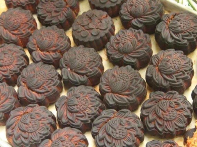 Vietnamese Baker Makes Beautiful Black Mooncakes That Look Like Pieces ...