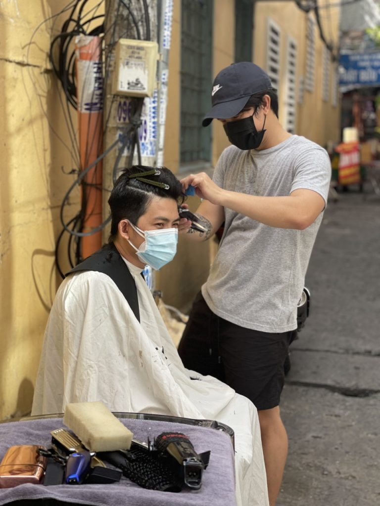 Barber Closes Shop During Covid-19, Provides Free Haircuts To Frontliners