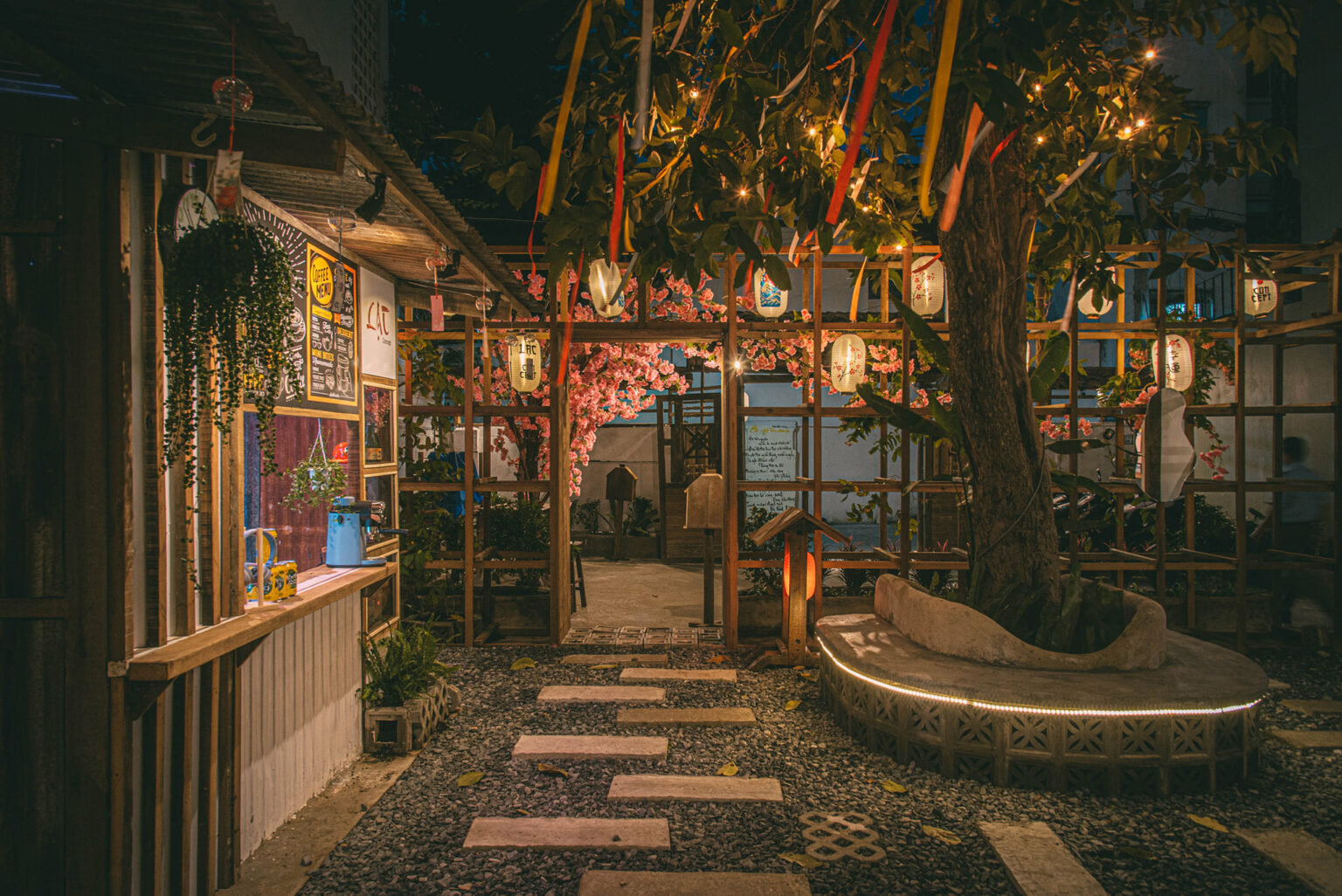 Lạc Concept: Cholon Japan-Themed Cafe With A Photogenic Green Yard