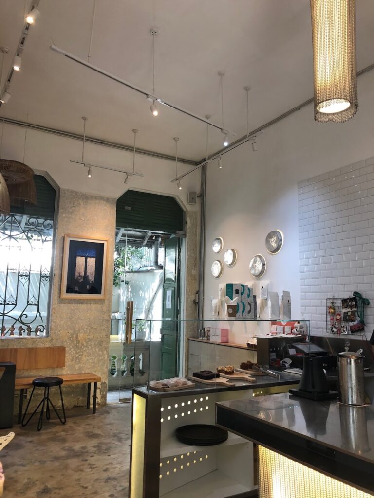 The Hummingbird Cafe & Roastery: Saigon Alley Vintage Coffeehouse