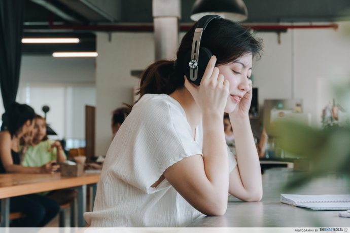 This Is How I Survive In My Open-Concept Office As An Introvert