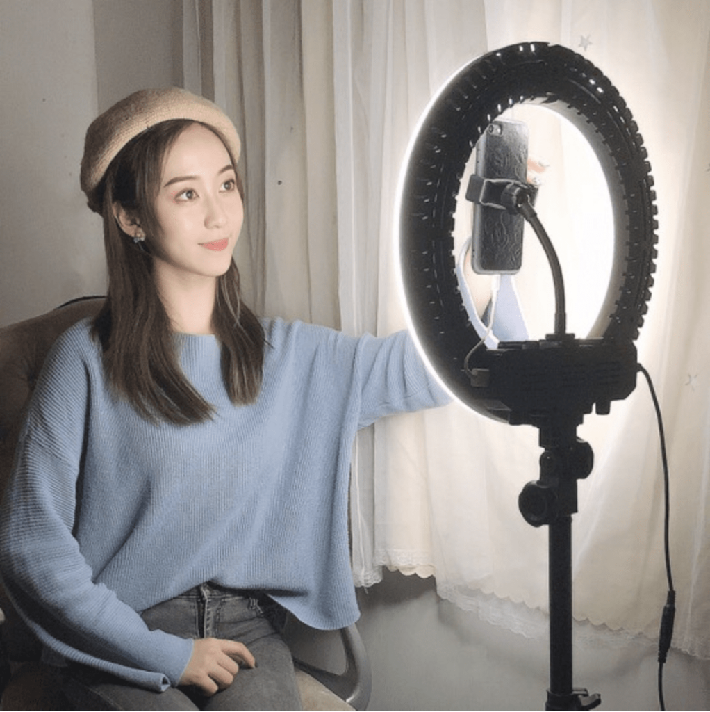 7 Tools Under $30 To Set Up A Photo Studio At Home For Self-Portraits