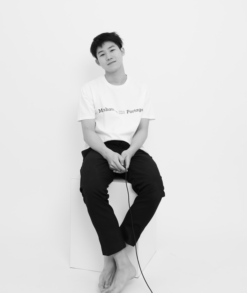 7 Tools Under $30 To Set Up A Photo Studio At Home For Self-Portraits