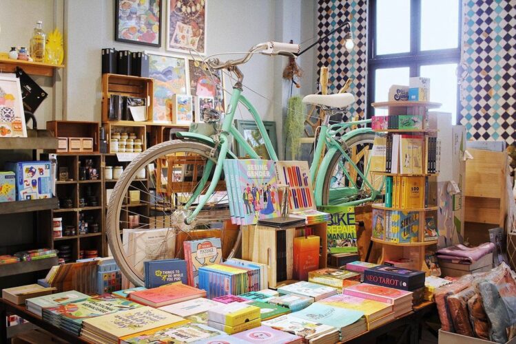 Cat Socrates: Cosy Gift Store With Knick-Knacks & Kitty "Shopkeepers"