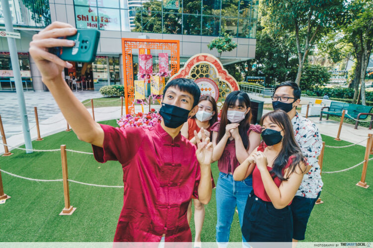 8 Group Poses For The Best CNY Photos (2026)