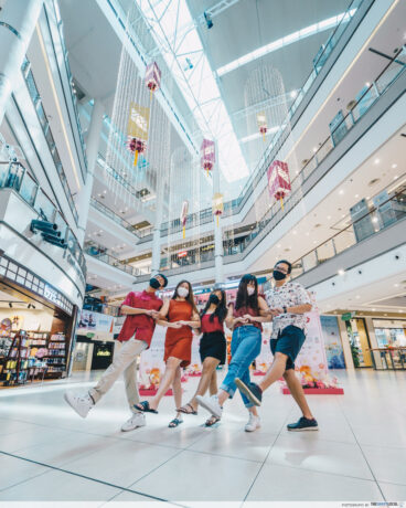 8 Group Poses For The Best CNY Photos (2026)