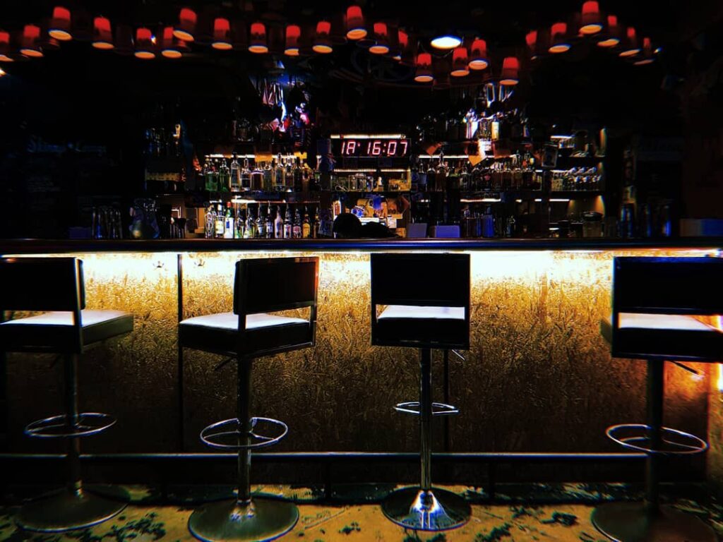 12 Best Bars In Singapore Open Till Late Night