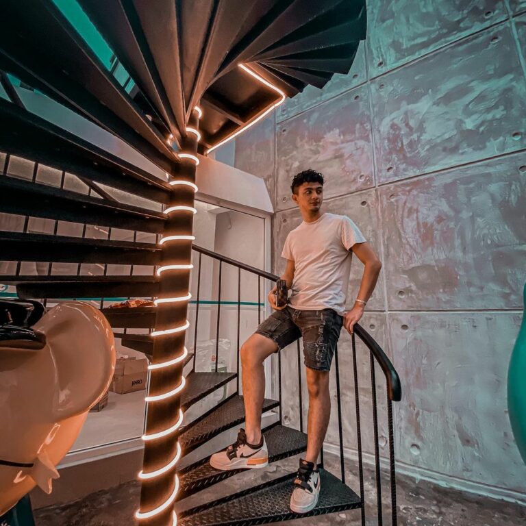 Avery-Day In JB: A Santorini-Themed Convenience Store