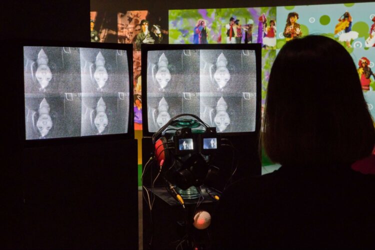 SAM's Exhibition: Can Everybody See My Screen?