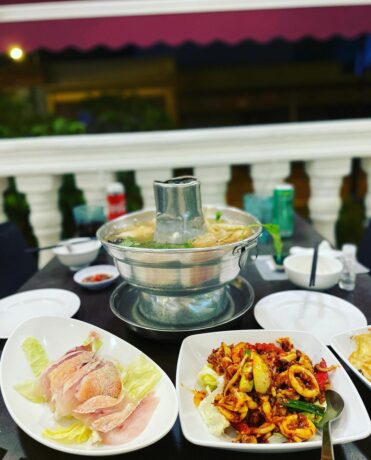 8 Reunion Dinner Restaurants In Singapore With CNY 2023 Promos