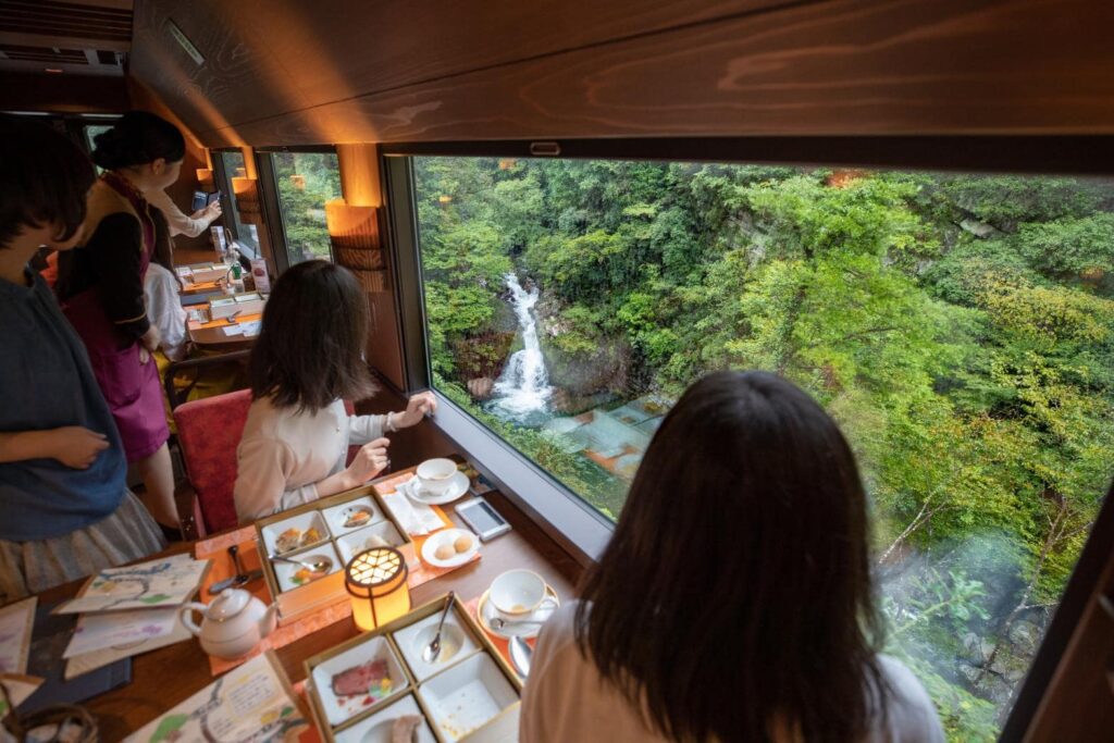 10 Best Scenic Train Rides In Japan