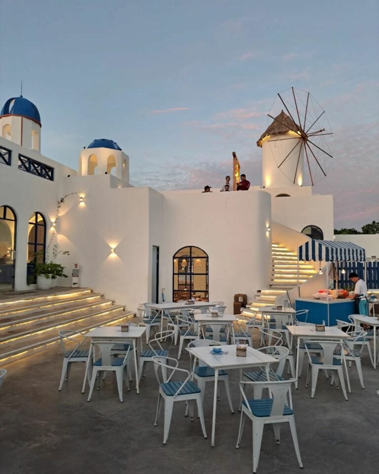 De’ Sands Cafe: Santorini-Inspired Cafe In Batam