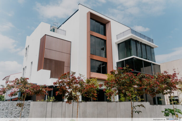 Bus 825 - SG's Public Minibus With 24 Seats & 1 Door