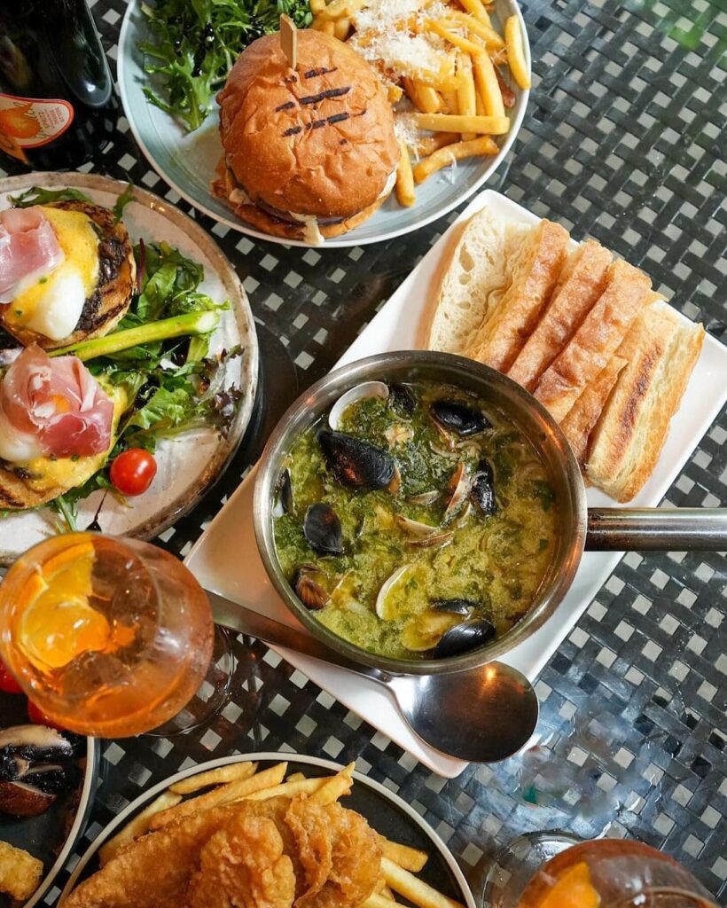 Live Music Bars In Singapore With Good Food & Drinks (2025)