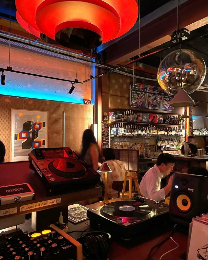 Live Music Bars In Singapore With Good Food & Drinks (2025)