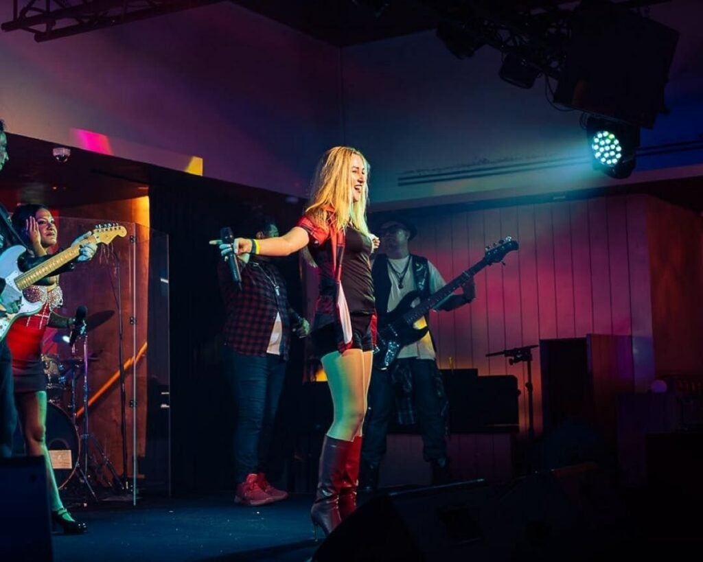 Live Music Bars In Singapore With Good Food & Drinks (2025)