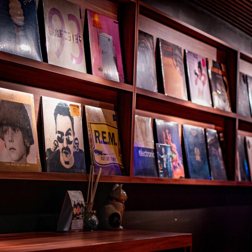 Live Music Bars In Singapore With Good Food & Drinks (2025)