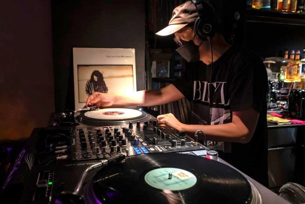 Live Music Bars In Singapore With Good Food & Drinks (2025)