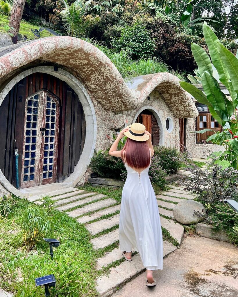 Misty Mountain - Farmstay 1 Hour From KL With Hobbit Houses